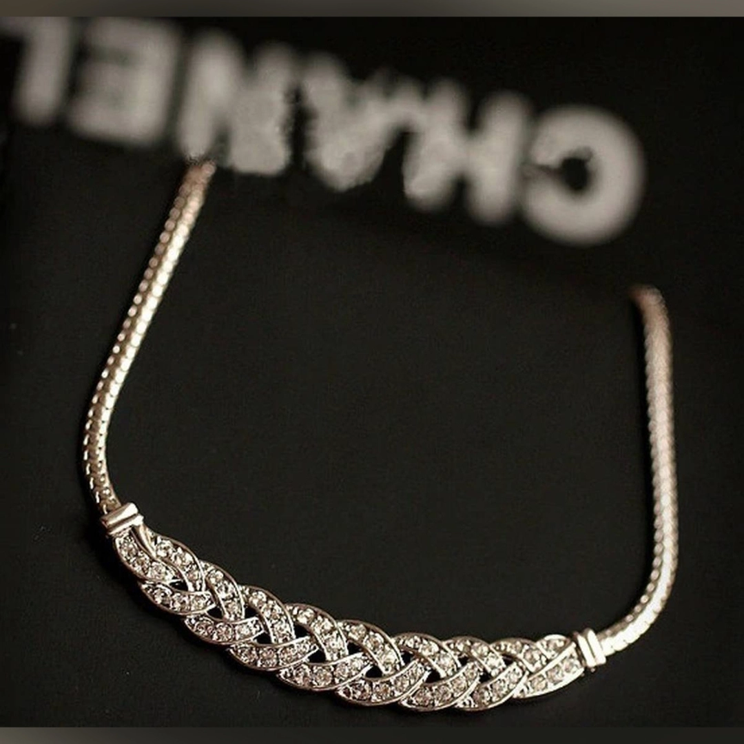 Upscale Small Size Luxury 8 Word Twist Shiny Rhinestone Short Clavicle ...